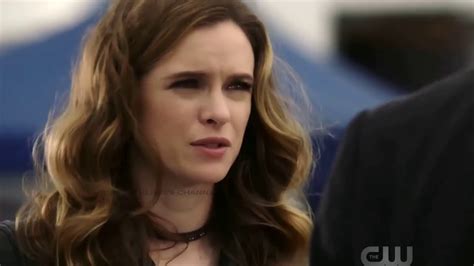 The Flash 4x01 Barry Returns From Speed Force Youtube