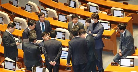 대화 나누는 민주당 의원들