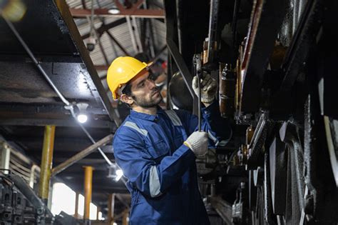 엔지니어 열차의 초상화 열차의 디젤 엔진 열차 창고의 철도 트랙을 검사합니다 강철에 대한 스톡 사진 및 기타 이미지 강철 건설 산업 건축자재 Istock