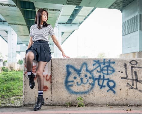 Фотография юбке брюнеток колготок ботинках молодая женщина ног