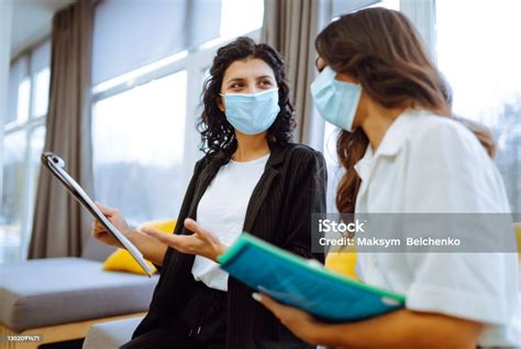 사무실 건물 복도에서 업무 관련 문제를 논의하는 보호 면 마스크를 착용한 두 명의 비즈니스 동료 25 29세에 대한 스톡 사진 및 기타 이미지 Istock