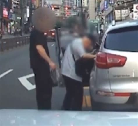 지팡이 짚고 부축 받는 할아버지 운전석으로…누리꾼들 우려