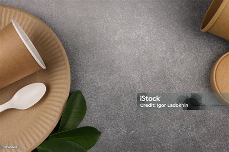 콘크리트 배경에 녹색 잎이 있는 친환경 기구 세트입니다 친환경 식기의 개념 플랫레이 공간을 복사합니다 위에서 갈색에 대한 스톡 사진 및 기타 이미지 Istock