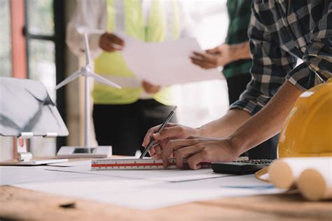 건축가 건설 엔지니어는 직장에서 어려운 프로젝트를 계획합니다 개념에 대한 스톡 사진 및 기타 이미지 개념 건설 산업 건설 현장 Istock