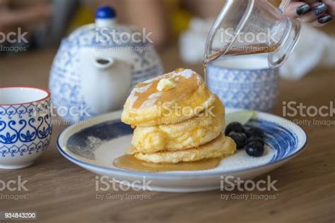 열매와 나무 테이블에 나무 딸기 소스 수플레 또는 무성 한 팬케이크 0명에 대한 스톡 사진 및 기타 이미지 0명 건강한 생활방식 건강한 식생활 Istock