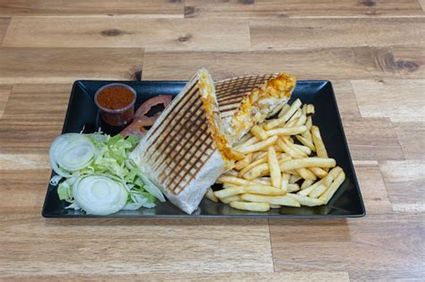 파리 프랑스 12 07 2022 멕시코 요리 정물 고기 계란 후라이 샐러드 양파 토마토 감자 튀김 및 매운 소스를 곁들인 타코