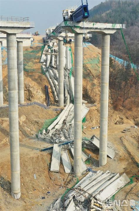 10명 사상자 발생한 안성 고속도로 교각 붕괴 현장 [뉴시스pic] Zum 뉴스