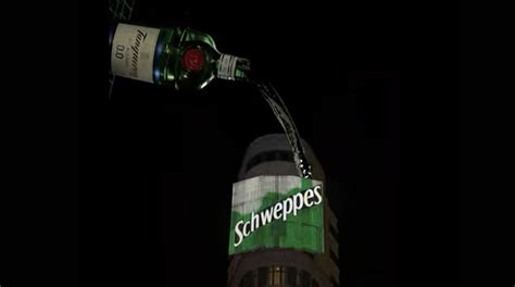 Una Botella Tanqueray 00 Ilumina El Mítico Edificio Schweppes De Callao