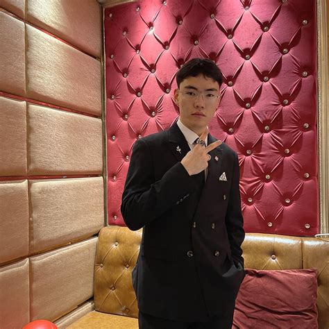 Дэлхий дээрх хамгийн хүнд зовлон бол ээж аавгүй өсөх явдал юм Бусад бүх зовлон үүний хажууд юу