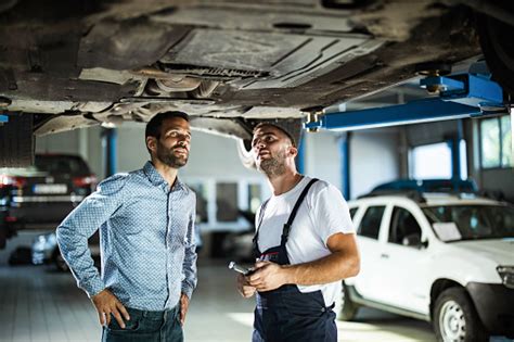 작업장에서 자동차의 차대를 검사하는 남성 관리자 및 자동차 정비사 2명에 대한 스톡 사진 및 기타 이미지 2명 검사 보기 검사자 Istock