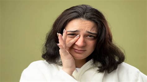 Eye Swelling सकाळी उठताच सुजतात डोळे जडपणाही जाणवतो हे असू शकते