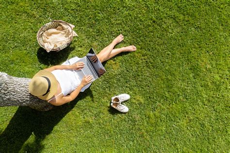 하얀 드레스와 모자를 쓰고 푸른 풀밭에 앉아 나무 아래 음식 바구니가있는 피크닉을하는 여성 상단보기 무인 항공기 조감도 35 39세에 대한 스톡 사진 및 기타 이미지