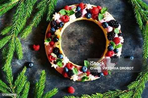 어두운 배경에 에어 크림 베리 잼 신선한 베리 머랭 민트와 맛있는 타르트 잘 익은 야생 베리와 맛있는 파이 미식가 프랑스 디저트 공휴일에 대한 스톡 사진 및 기타 이미지