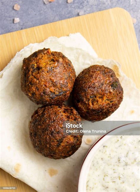 나무 판에 피타 빵 조각에 팔라펠의 세 공 구석에 허브와 비건 소스 0명에 대한 스톡 사진 및 기타 이미지 0명 길거리 음식 도마 요리 도구 Istock