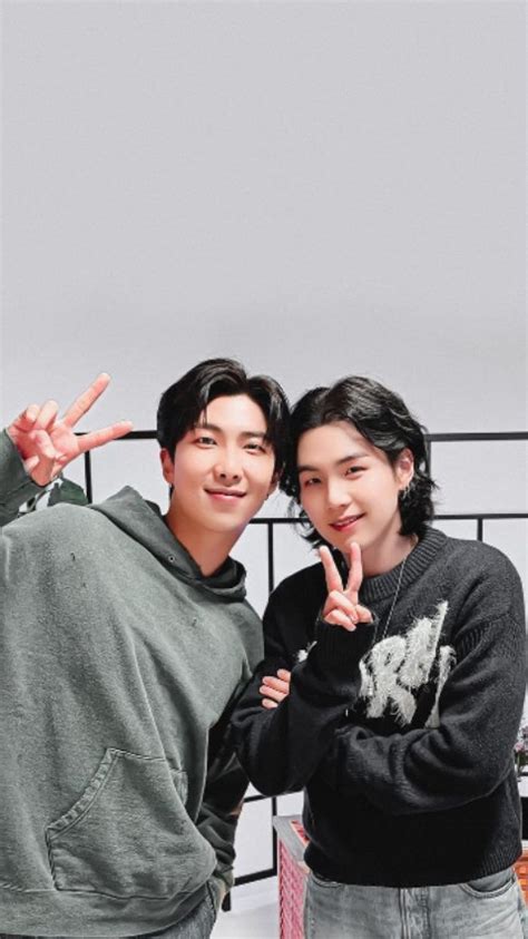 𝐒𝐄𝐕𝐄𝐍 𝐁𝐎𝐘 🤍 ‎کپشن رو از دست نده بچه ام چه ذوقی کرده🥺😭💜 قبول دارید نامجون یه جور خاص تهیونگی