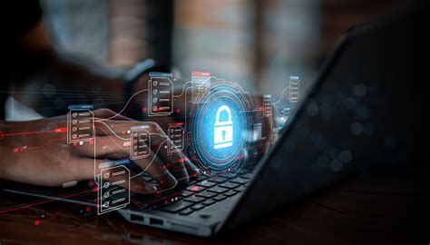 가상 화면이 있는 노트북에서 작업하는 사업가 온라인 문서 데이터베이스 It 컨설턴트는 랩톱으로 가상 문서 관리 시스템을 설정하고