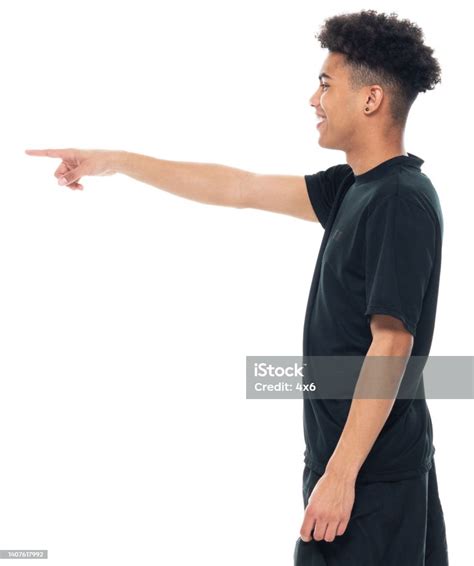 흰색 배경 의 앞에 서 아프리카 계 미국인 민족 남성 반바지를 입고 십대 소년에 대한 스톡 사진 및 기타 이미지 십대 소년 아프리카 민족 인물 사진 Istock