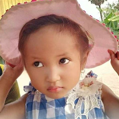 ម៉ារា ពេលដែលគាត់ស្លៀកពាក់ឯកសណ្ឋានសិស្សមុនទៅសាលាគាត់បំពេញការងារប្រចាំថ្ងៃរបស់គាត់ សិស្សកម្ពុជា