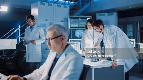 연구 실험실에서 중장비 설계작업 흰색 코트를 입고 산업 과학자 및 엔지니어의 다양한 국제 팀 3d 프린터 컴퓨터 및 현미경을 사용하는 전문가 실험실에 대한 스톡 사진 및