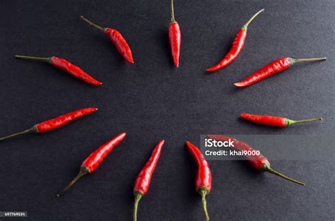 검은 배경 위에 텍스트 위한 공간을 가진 빨간 고추의 프레임 건강한 식생활에 대한 스톡 사진 및 기타 이미지 건강한 식생활 레드칠리페퍼 말레이시아 Istock