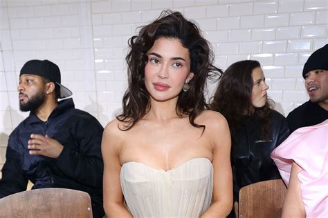Kylie Jenner Traded Her Prom Updo For Lazy Hot Girl Hair While Sitting