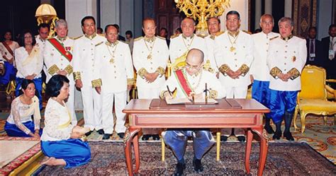 រូបថតឯកសារ៖ រូបថតឯកសារព្រះរាជពិធីឡើងគ្រងរាជសម្បត្តិ នៃព្រះករុណាជាអម្ចាស់ជីវិតតម្កល់លើត្បូង