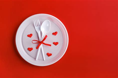 빨간 리본으로 묶인 플라스틱 흰색 일회용 포크와 숟가락의 상단 보기 0명에 대한 스톡 사진 및 기타 이미지 0명 2월 개념 Istock