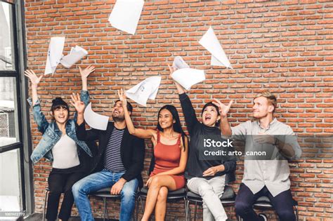 편안 하 고 현대 일 다 락에 있는 종이 던지고 캐주얼 비즈니스의 성공적인 그룹 크리에이 티브 비즈니스 사람들을 팔으로 축 하입니다 팀웍과 성공 개념 개념에 대한 스톡 사진