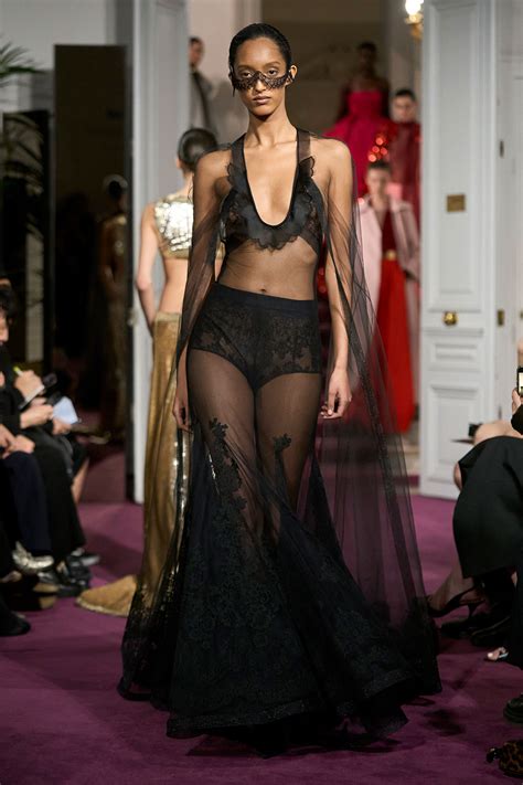 Naked dress những thiết kế xuyên thấu hở bạo gây tranh cãi trên sàn diễn Paris