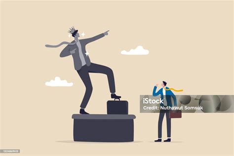 자아 자기 중요 또는 자부심 자신 또는 지나치게 자신감 성공 또는 리더십 역사 개념 자신의 자아를 생각 자신의 성공 동상을보고 사업가너무 많은 자랑 조각상에 대한 스톡 벡터