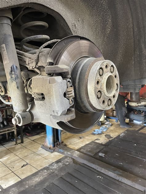 Замена задних колодок — BMW X6 (E71/E72), 3 л, 2011 года | плановое ТО ...