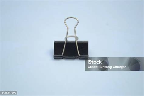 고립 된 흰색 배경에 검은 종이 클립 종이 클립은 일반적으로 여러 문서를 번들에 첨부하는 데 사용되는 고정 액세서리입니다 강철에 대한 스톡 사진 및 기타 이미지 Istock