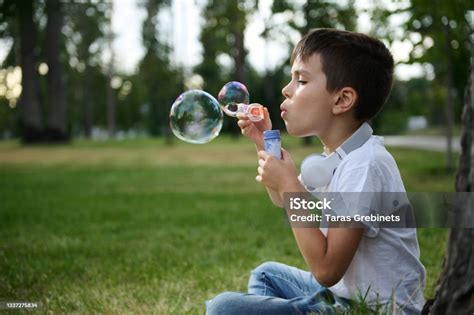 사랑스러운 잘 생긴 사춘기 아이 소년 불고 공원에서 비누 거품을 시작 그의 학교 레크리에이션 동안 휴식 8 9 살에 대한 스톡 사진 및 기타 이미지 Istock