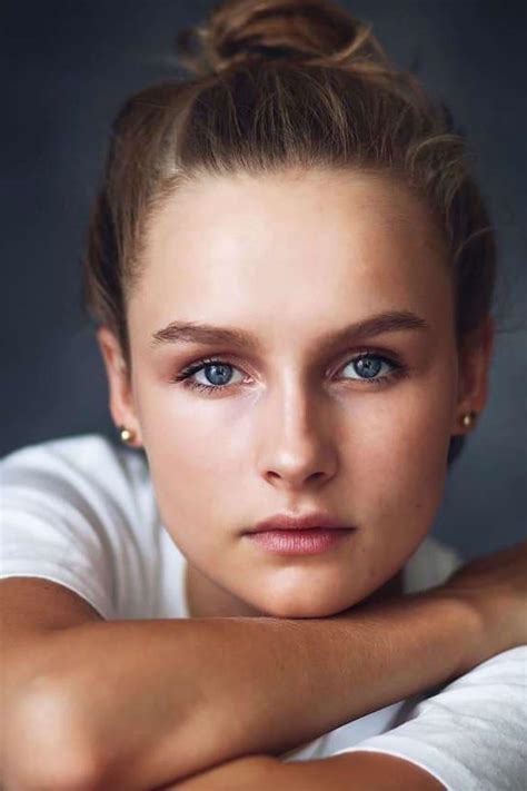 Olivia Dejonge About Entertainmentie