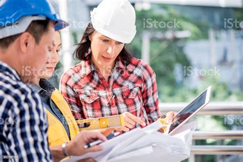 엔지니어와 팀워크 성공적인 프로젝트 건설에 대 한 회의 개발에 대한 스톡 사진 및 기타 이미지 개발 건설 산업 건축 Istock