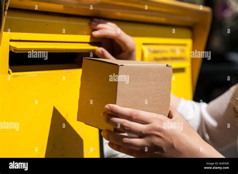 Parcel Doesn T Fit Into Mailbox Stock Photo Alamy