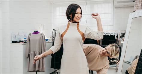 패션 스튜디오에서 여성 모델과 함께 새로운 트렌디 한 드레스에서 고객과 함께 일하는 전문 디자이너 창조적 인 사람들 개념입니다 사진 Unsplash의 현역 노인 이미지