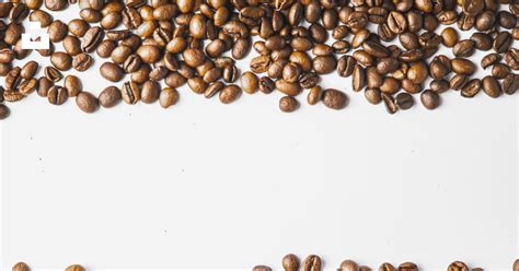 흰색 바탕에 커피 원두 더미 사진 Unsplash의 무료 음료 이미지