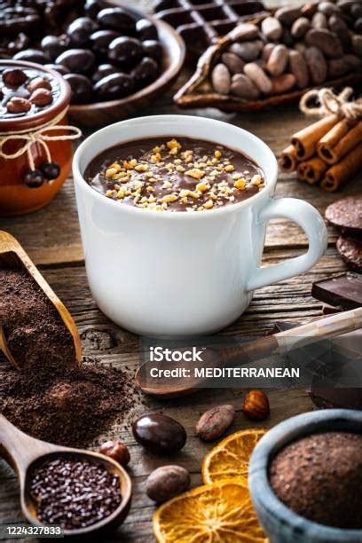 녹인 초콜릿 컵과 코코아 콩 다양한 초콜릿을 곁들인 포드 0명에 대한 스톡 사진 및 기타 이미지 0명 갈색 개체 그룹 Istock