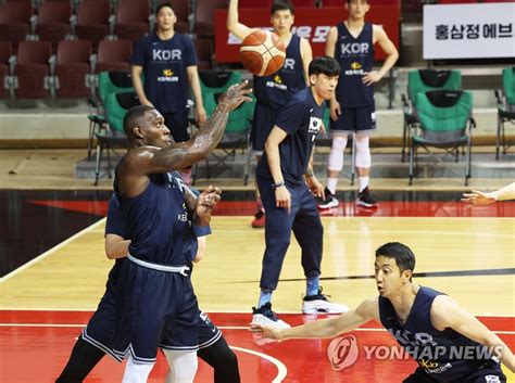 필리핀과 평가전 앞두고 훈련하는 남자농구 국가대표팀 연합뉴스