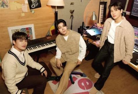 တောင်ကိုရီးယား အမျိုးသား K Pop အဖွဲ့ Vromance ပွဲဦးထွက်ပြီး ၈ နှစ်အကြာမှာ တရားဝင်ဖျက်သိမ်း