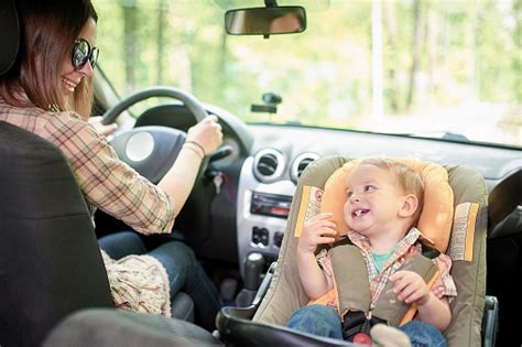 자동차를 운전 하는 젊은 아름 다운 여자 앞 좌석에 장착 된 아이 안전 좌석에 예쁜 1 살 유아 소년 어린이 운송 안전 가족에 대한 스톡 사진 및 기타 이미지 Istock