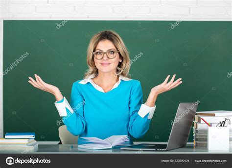 Profesora Bastante Joven Profesor De Secundaria O Universidad En La