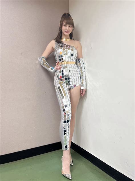 短今尾牙裝辣成全場焦點！白細纖腿外露藏心機 網嗨喊：完美比例 娛樂星聞