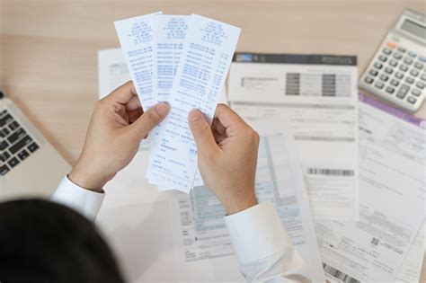 큰 청구서 나 송장을 가진 스트레스와 두통 남자는 비용과 신용 카드 빚에 지불 할 돈이 없습니다 부족 재정 문제 파산 모기지 대출 파산 가난한 빈 지갑 검사 보기에 대한