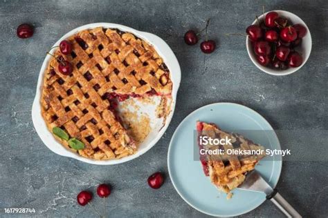 회색 콘크리트 배경에 설탕을 뿌린 Flaky Crust를 곁들인 맛있는 수제 체리 파이 조각 미국 전통 체리 타르트 플랫 레이 가루 설탕에 대한 스톡 사진 및 기타 이미지