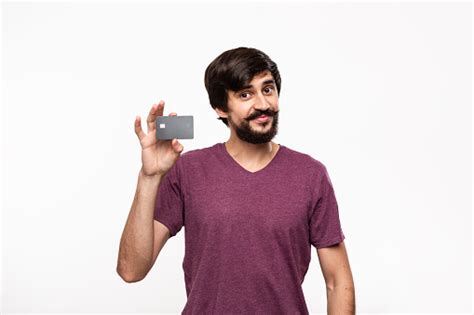 검은 은행 카드를 들고 콧수염과 잘 생긴 브루넷 수염 남자 무현금 쇼핑의 개념 T 셔츠에 대한 스톡 사진 및 기타 이미지 T 셔츠 갈색 머리 개념 Istock