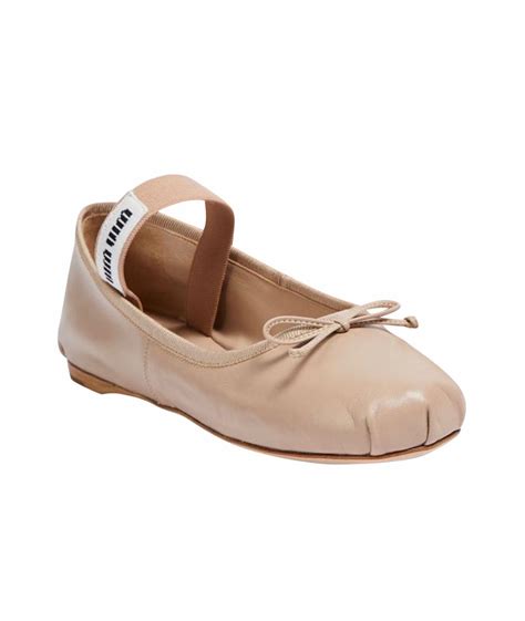 Miu Miu Бежевые кожаные балетки для женщин купить в интернет магазине