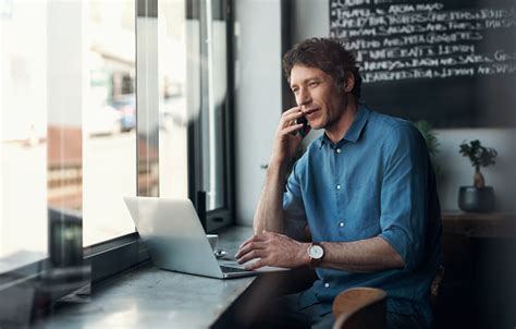 사업가 카페에서 전화 통화 및 노트북 원격 작업을 위한 독서 또는 타이핑 연락처 또는 통계 커피숍 기업가 또는 데이터 분석 사고 또는 대화를 위한 컴퓨터 거래 협상 40
