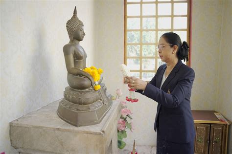 สักการะพระพุทธสุนันทากรและสมเด็จพระนางเจ้าสุนันทากุมารีรัตน์ พระบรมราชเทวี